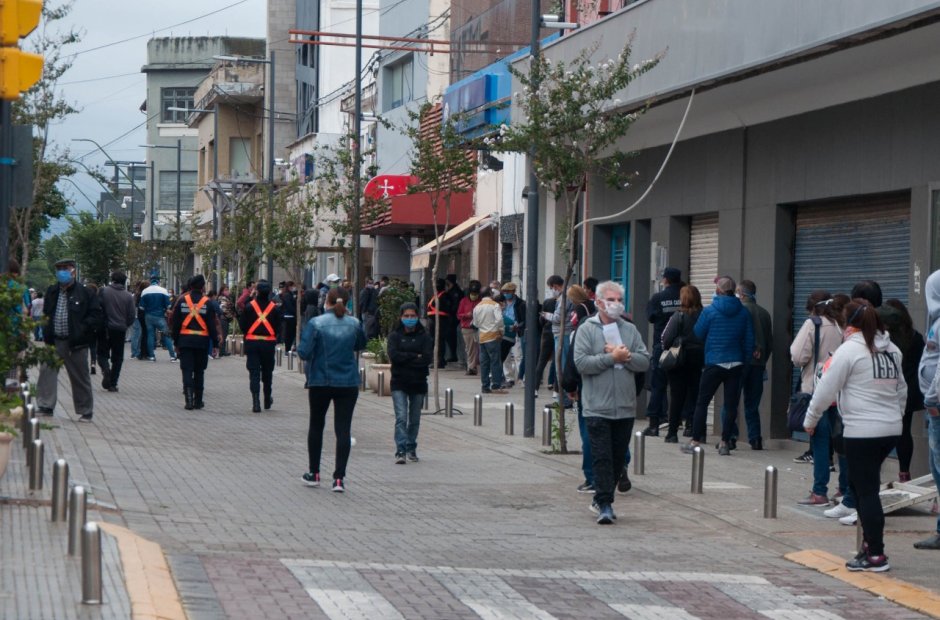 Importante aglomeración de gente en el microcentro y largas filas en el ...