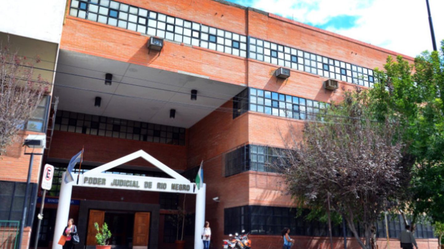 Una nena fue violada por su padrastro, lo denunció y el juez no le ...