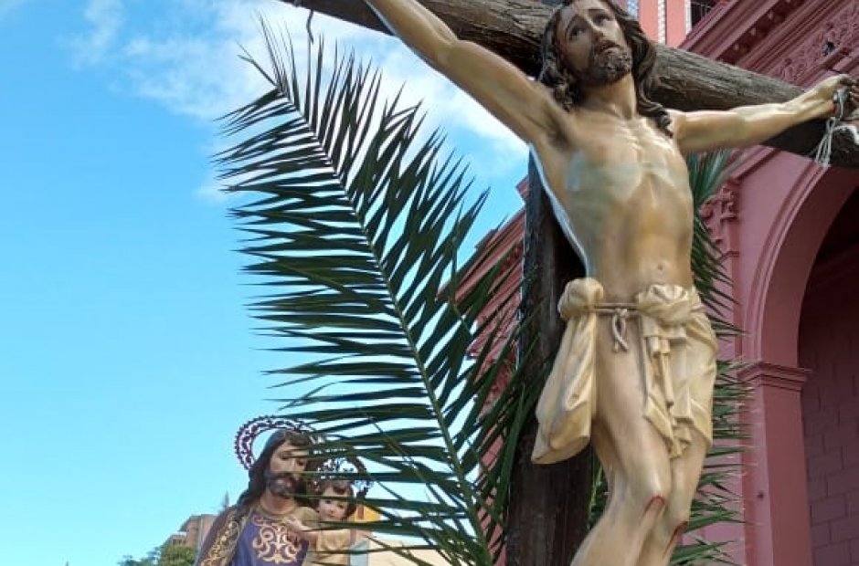 Con el recorrido del Cristo Crucificado por las calles de la ciudad ...
