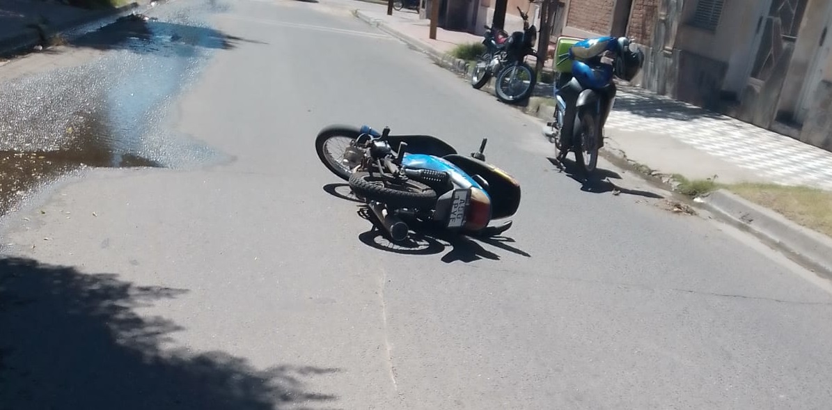 Dos jóvenes hospitalizados tras el choque entre dos motos en la zona ...