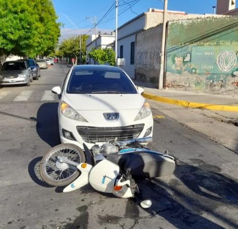 Choque entre un auto y una moto en el centro - La Unión Digital