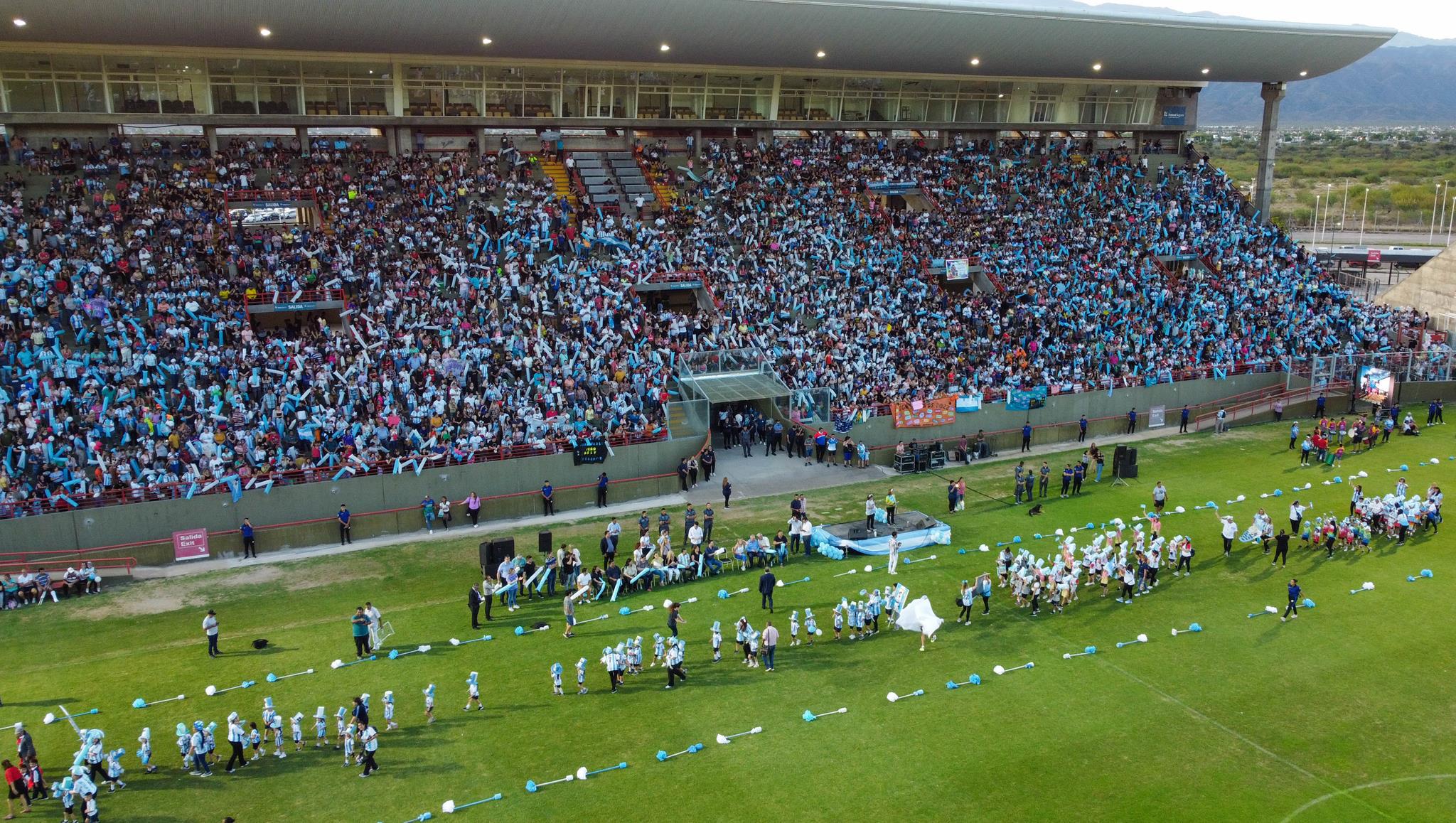 Fiesta en el desfile de Egresaditos: 10 mil personas llenaron el ...