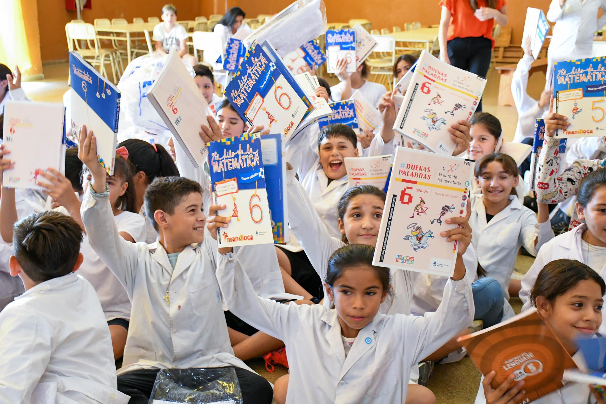 Entregaron guardapolvos y libros a alumnos de la Escuela Primaria N°257 ...