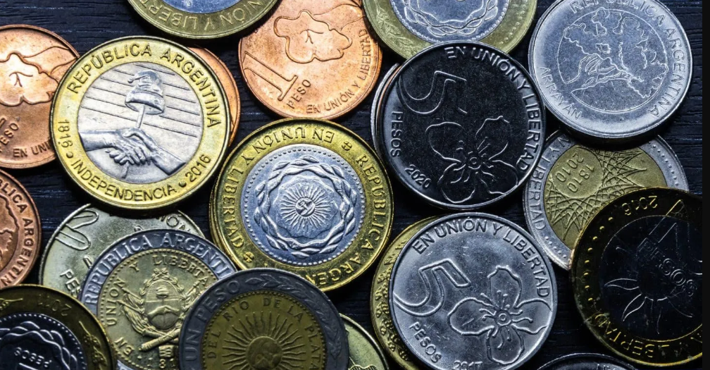 Las monedas argentinas vendidas como metal valen más que su ...