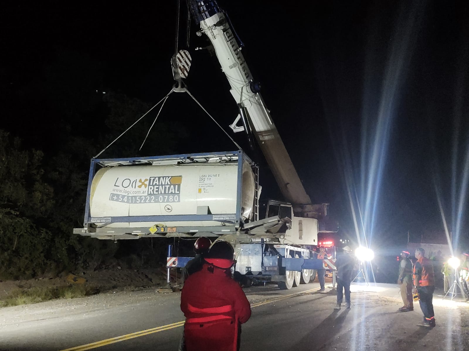Arduo operativo para trasladar el container que volcó en El Portezuelo ...
