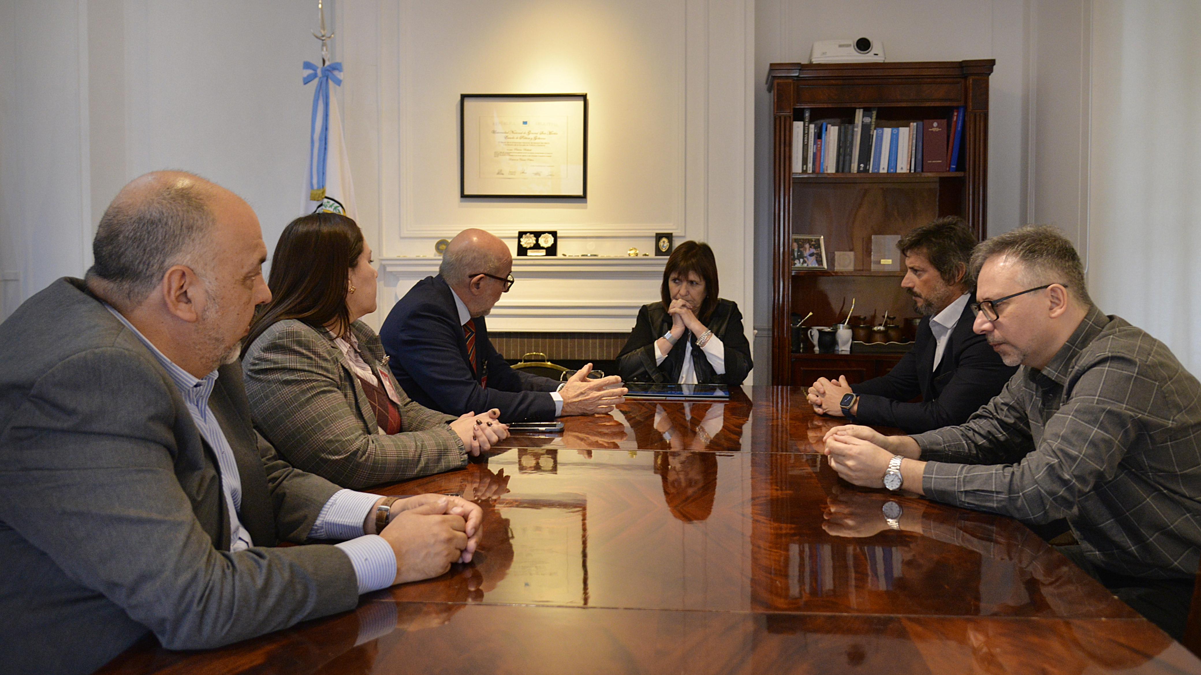 Fama visita a ministros en busca de una legislación para regular la IA ...