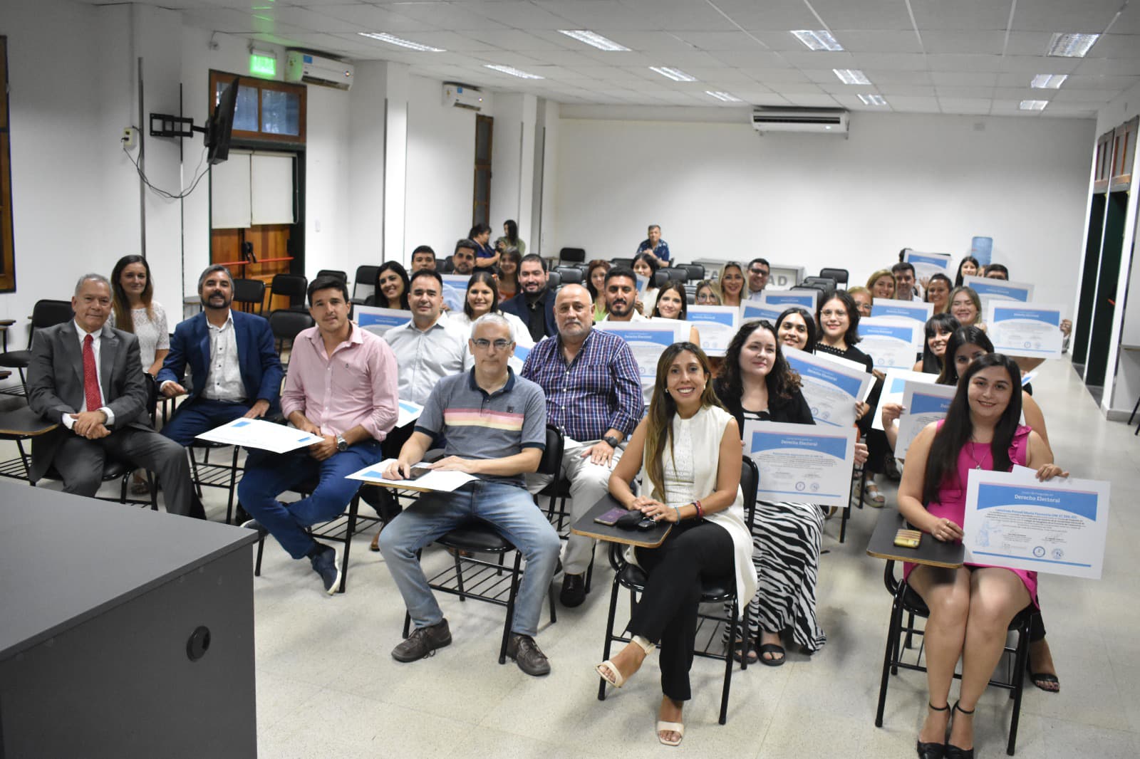 Entregaron certificados del curso de Posgrado en Derecho Electoral - La ...