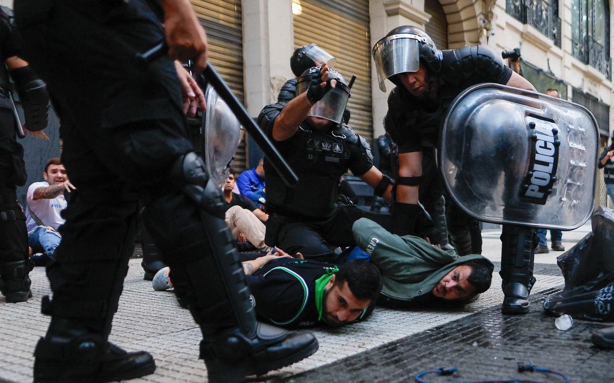 Represión en el Congreso: al menos 20 policías heridos y más de 120 ...