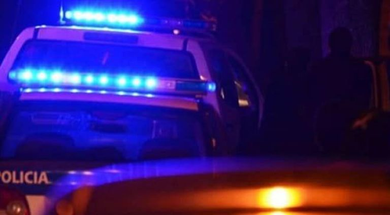 Perdió el control, chocó contra una muralla de contención y volcó en la ...