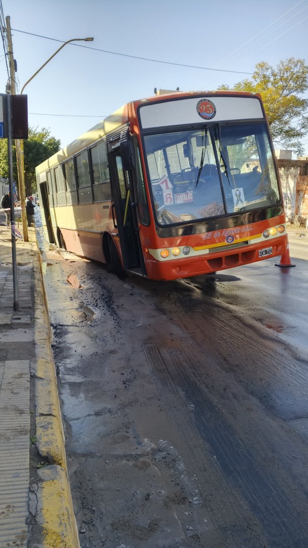 Colectivo de la empresa 25 de Agosto se hundió en la Avda. Belgrano ...