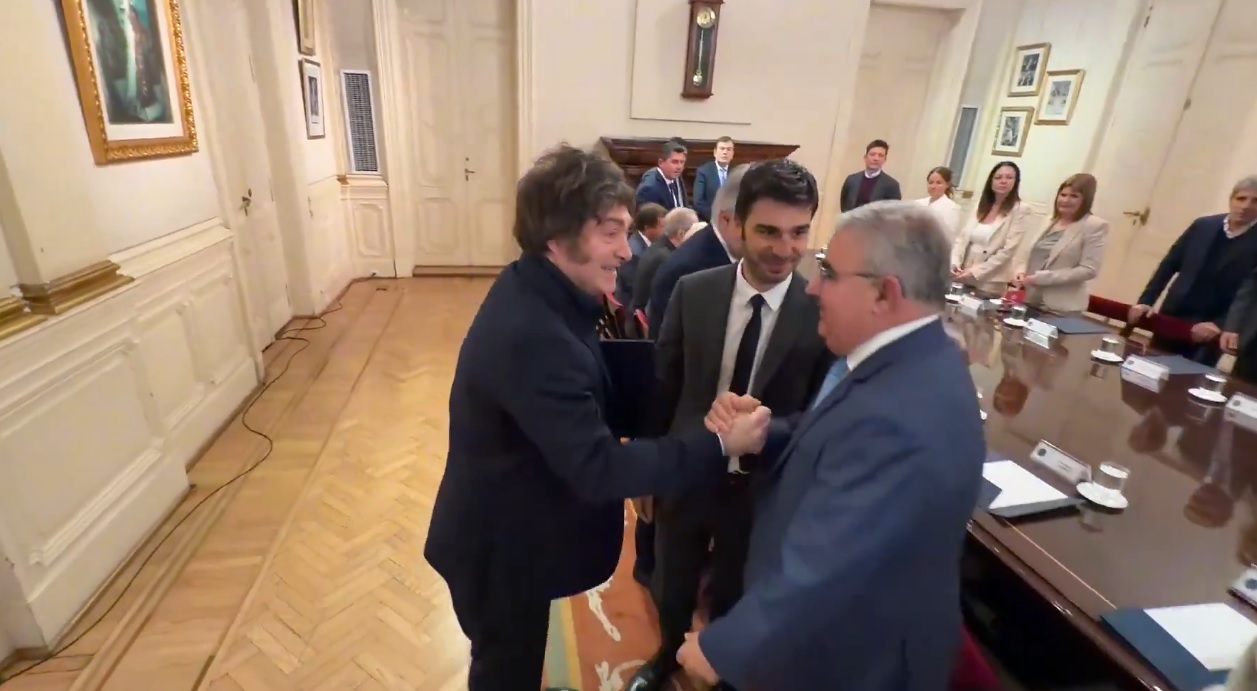 VIDEO: el recibimiento de Javier Milei a Raúl Jalil en la Casa Rosada ...