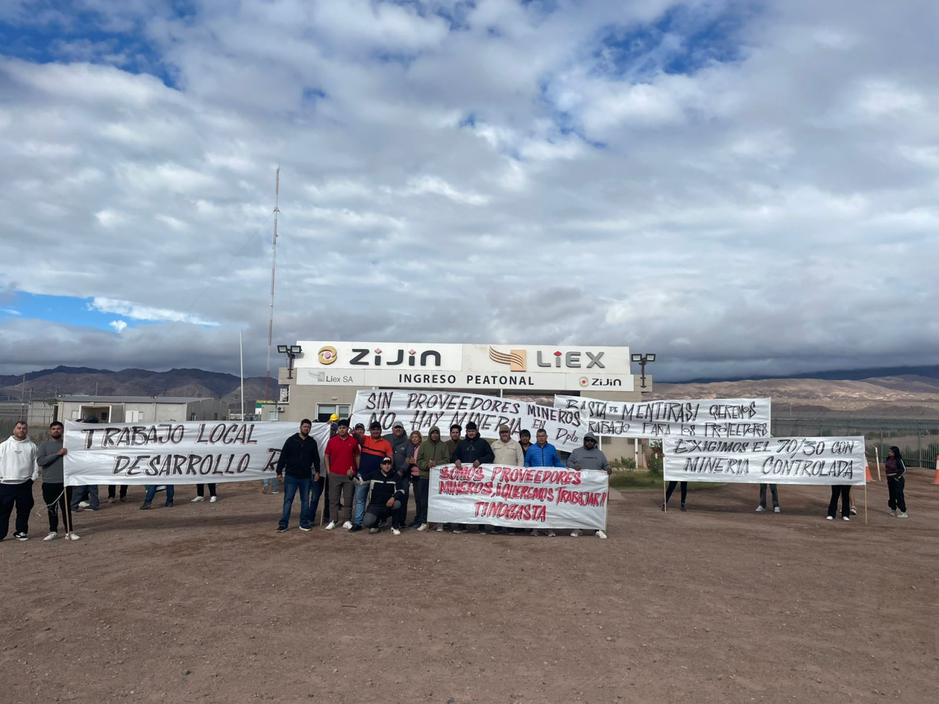 Proveedores mineros protestan frente a la planta de proceso de Zijin ...